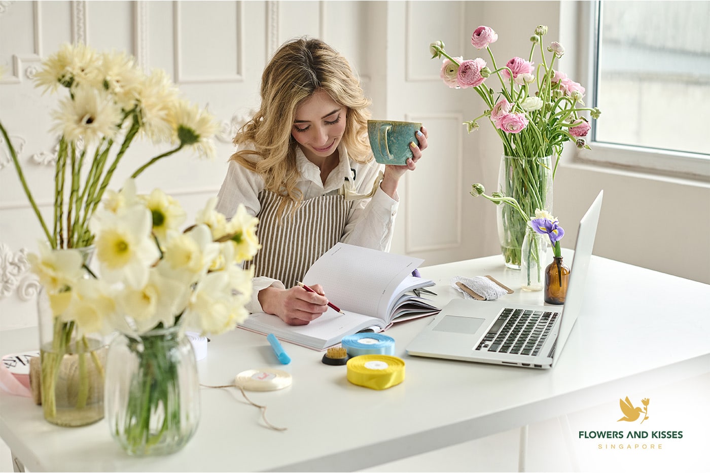 4 Reasons to Have Flowers on Your Work Desk | Flowers and Kisses